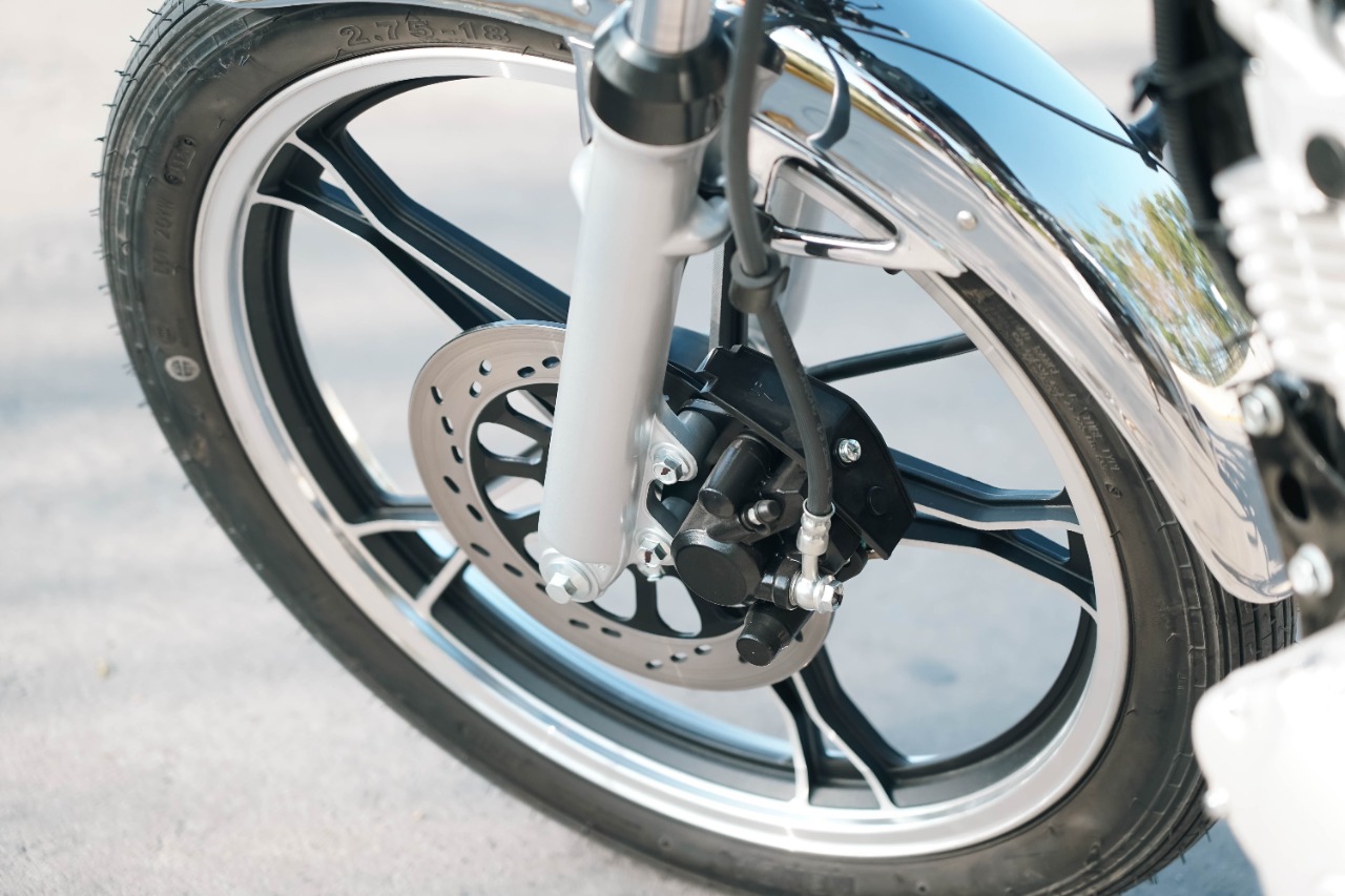 Test Ride: Suzuki GN 125 F - Motoblog.com