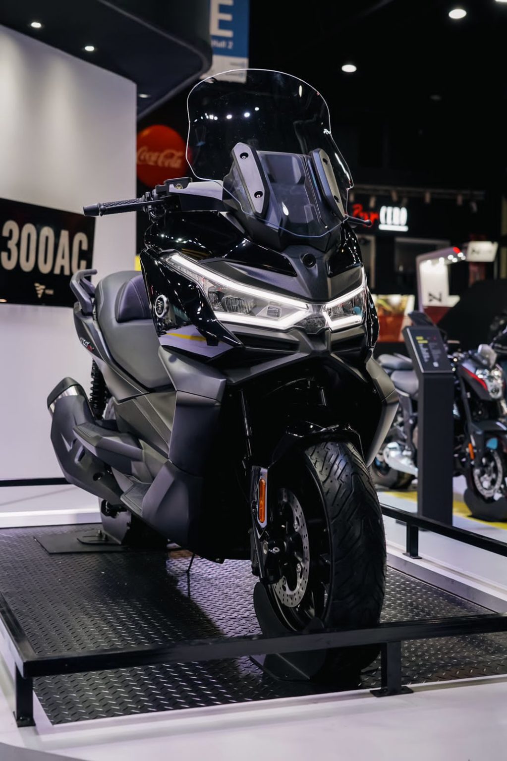 Voge presenta el SR4 Max y la AC500 en el Salón Moto y anticipa las ...