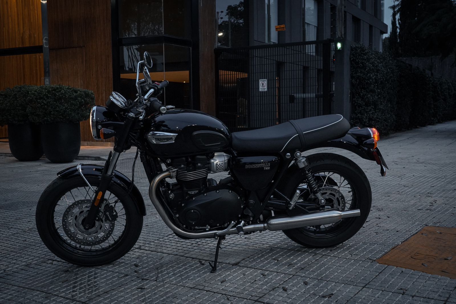 Test Ride: Triumph Bonneville T100 - Motoblog.com