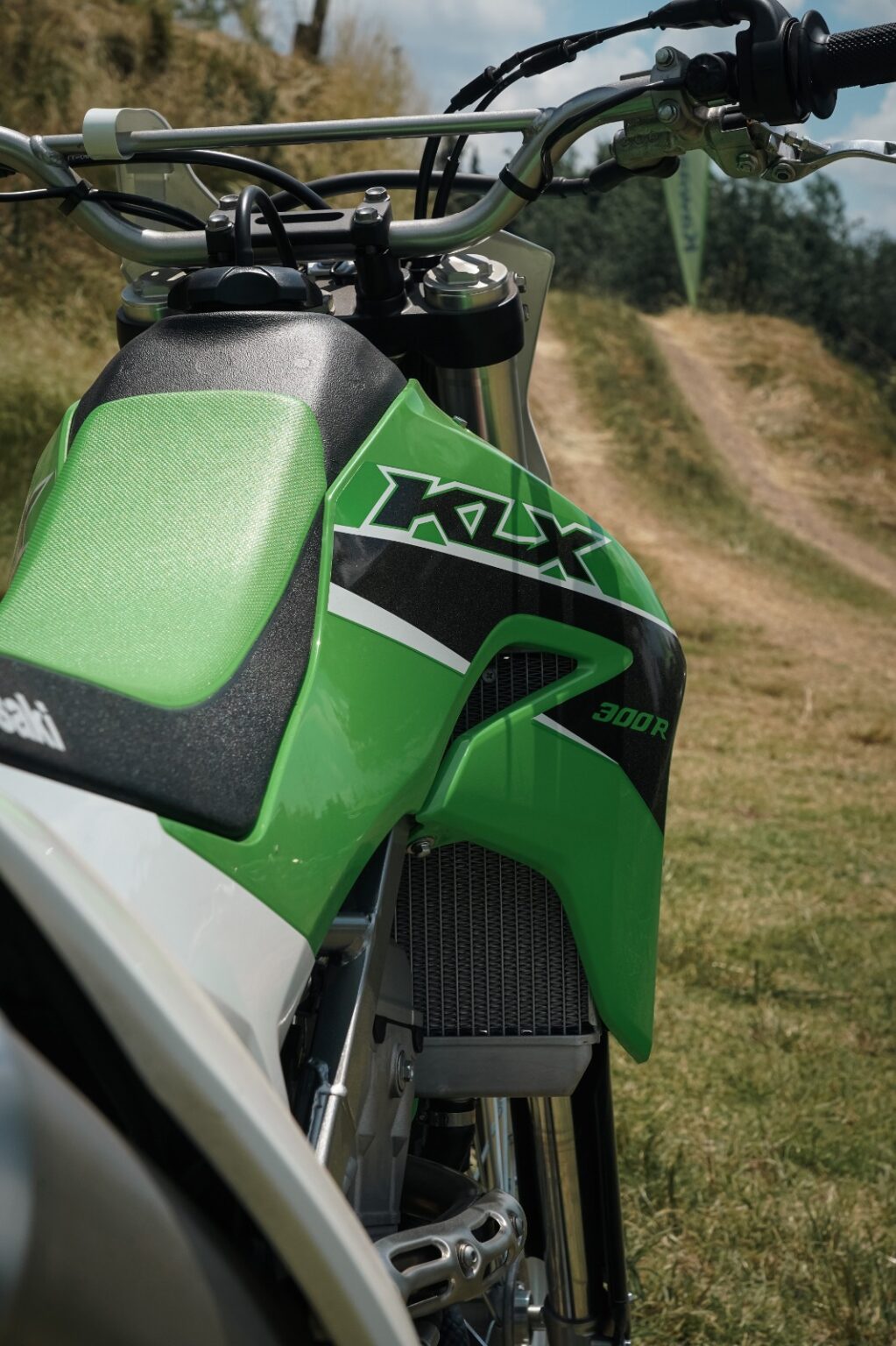 Test Ride: Kawasaki KLX 300 y KLX 300R 2024 - Motoblog.com