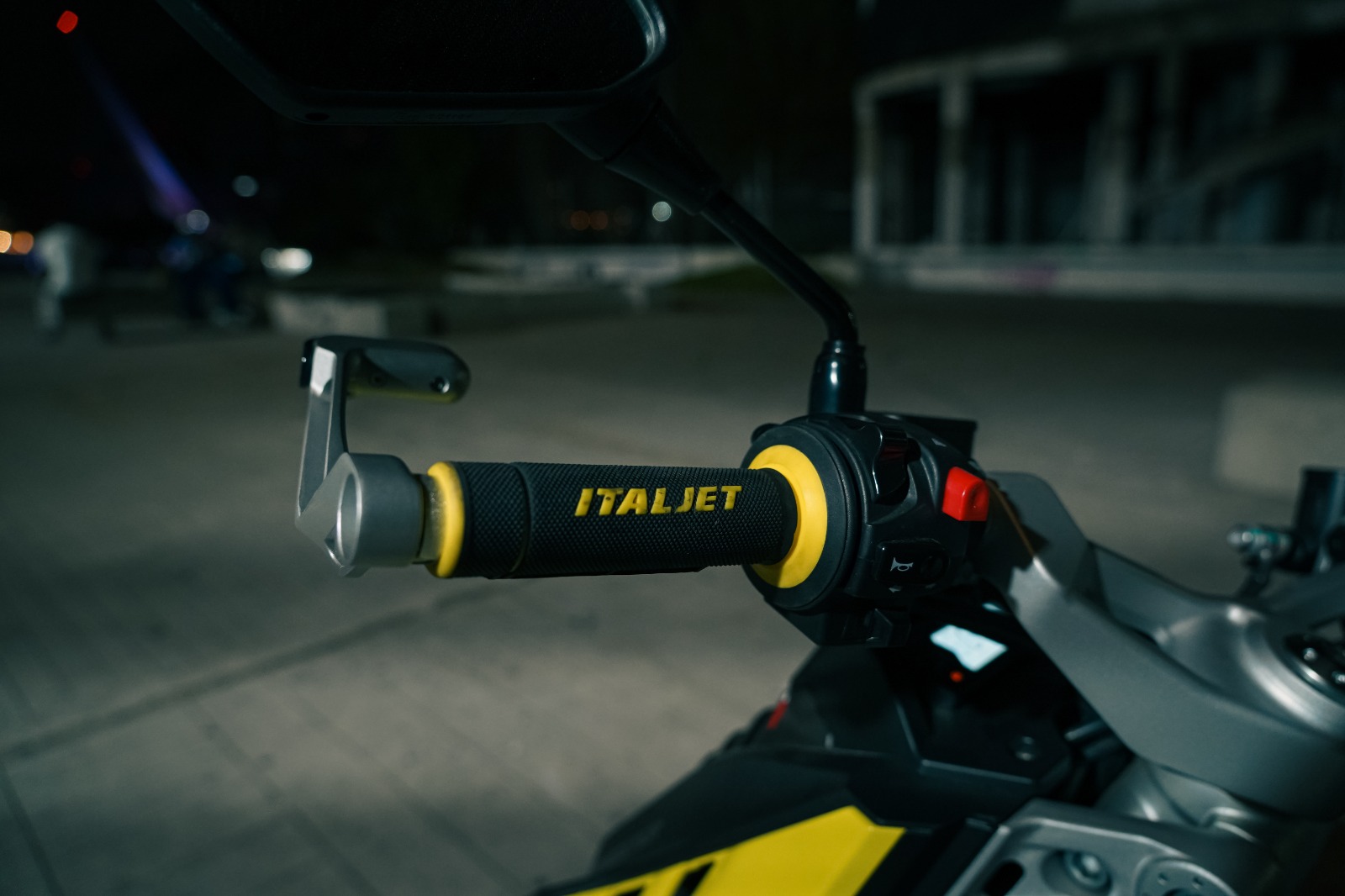 Test Ride: Italjet Dragster 200 - Motoblog.com