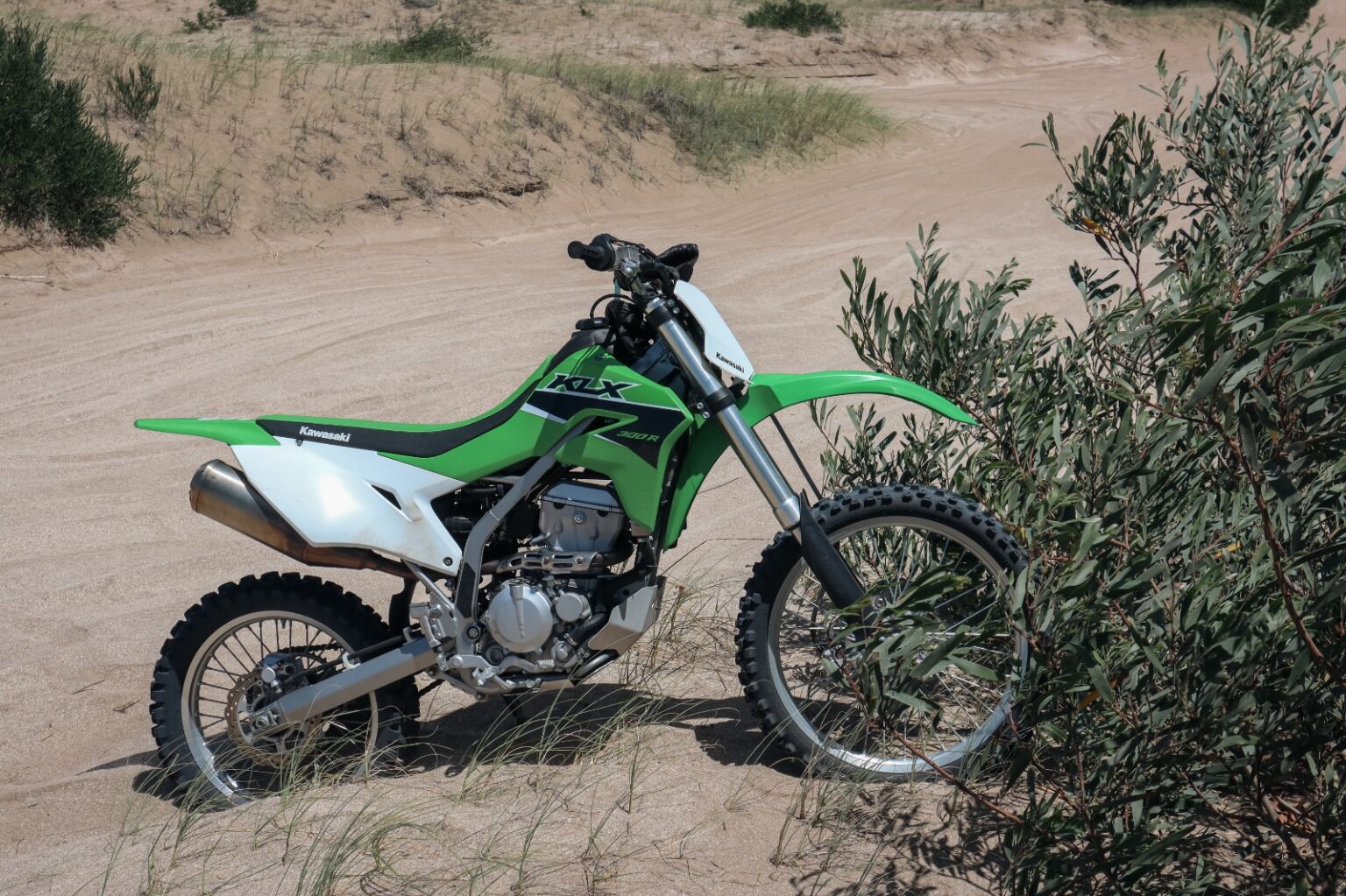 Test Ride: Kawasaki KLX 300 y KLX 300R 2024 - Motoblog.com