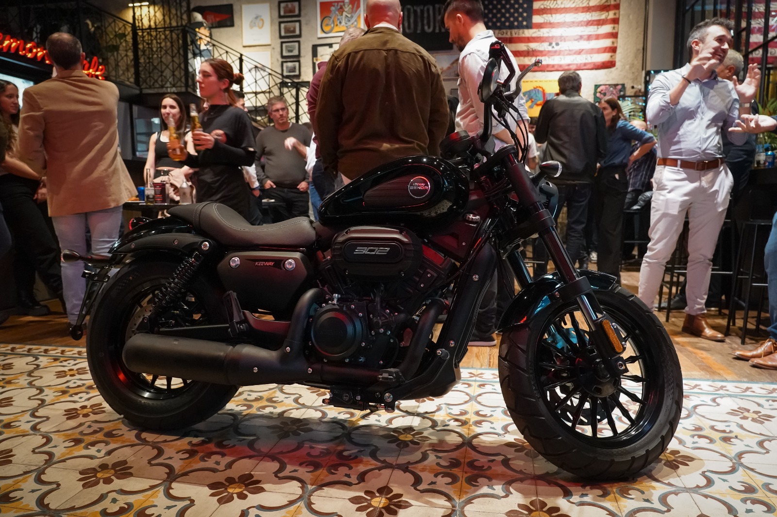 Llegó la custom: Keeway presentó anoche la V302C, que ya está ...