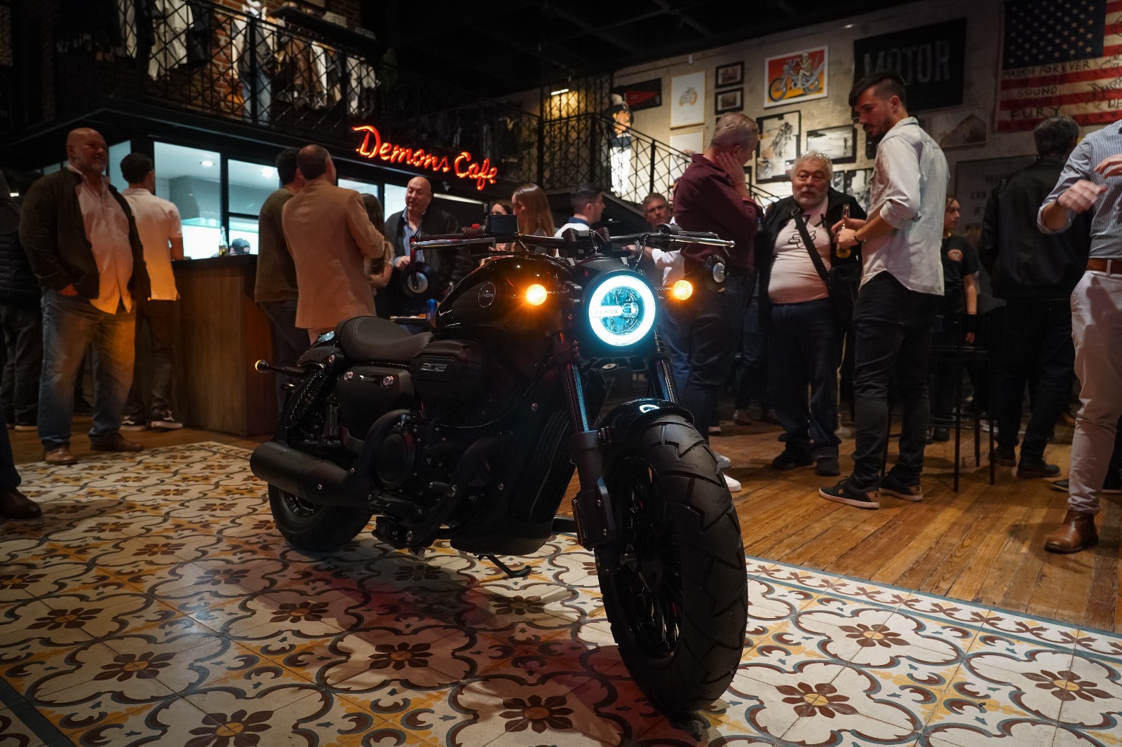 Llegó la custom: Keeway presentó anoche la V302C, que ya está ...