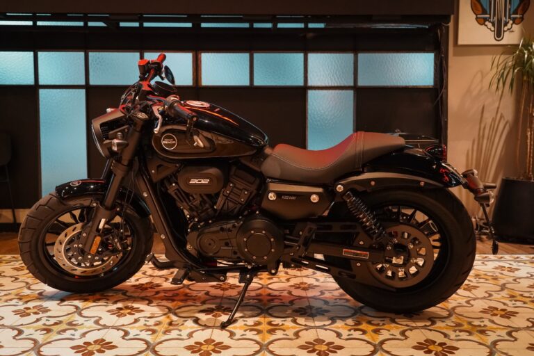 Llegó la custom: Keeway presentó anoche la V302C, que ya está ...